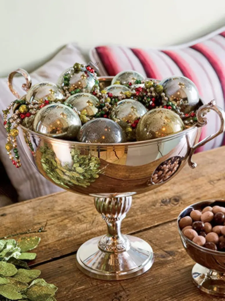 55 Awesome Ideas To Use Christmas Balls and Ornaments For Decor - DigsDigs